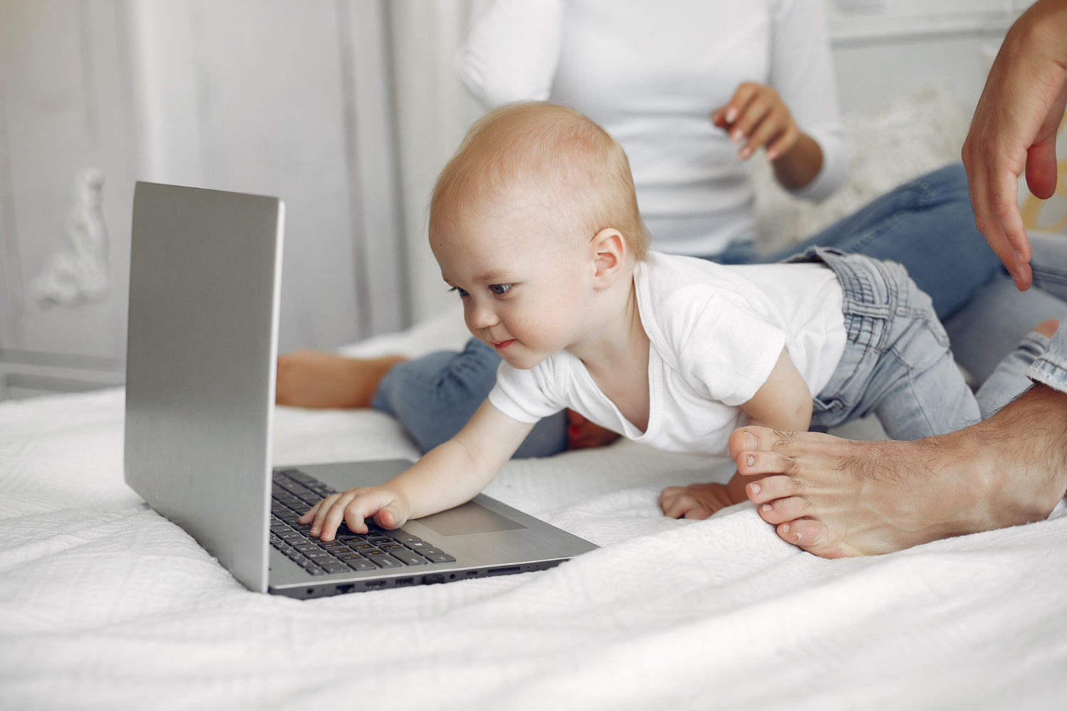 The Pros and Cons of Screen Time for Babies: What Every Parent Should